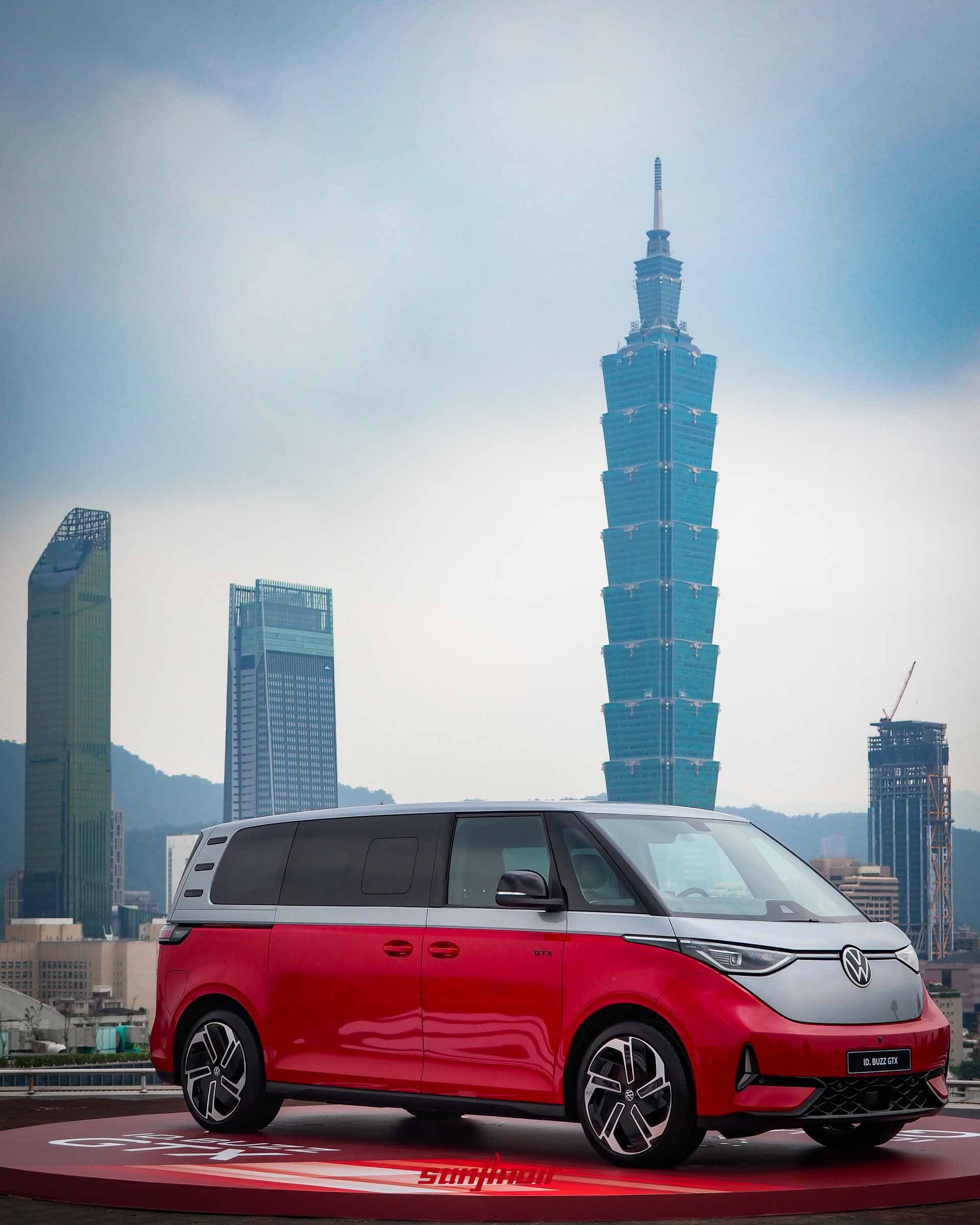 2025 Volkswagen ID.Buzz GTX雙馬達來襲！269.8萬起，售價低於德國產地 | SanjiNoir 黑侍樂讀