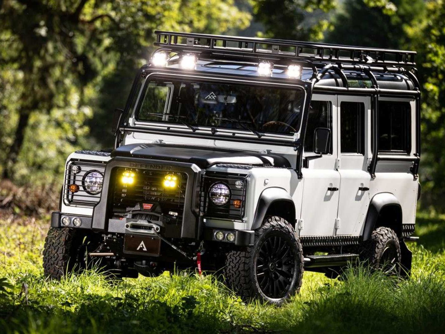 Arkonik推出完整翻修升級的1990 Land Rover Defender | SanjiNoir 黑侍樂讀