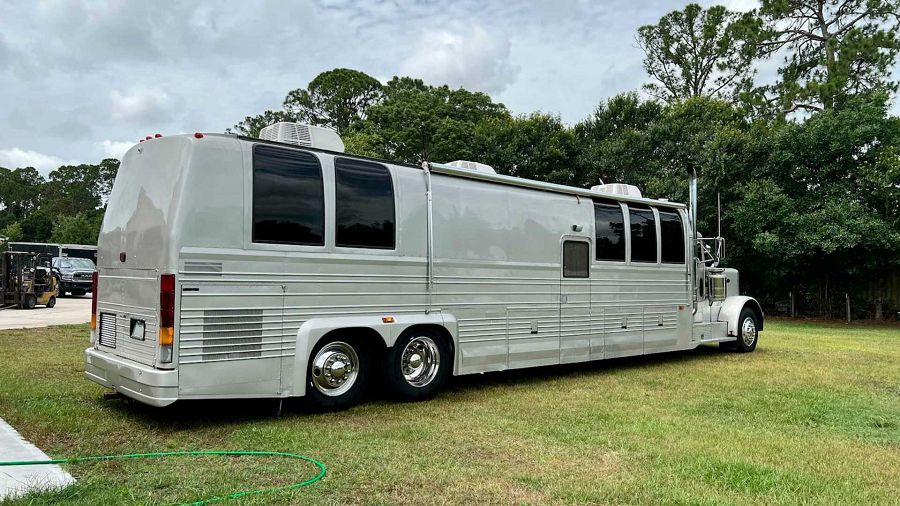 巨大的 Kingsley Coach Motorhome 車屋竟藏著精緻的小木屋？ | SanjiNoir 黑侍樂讀