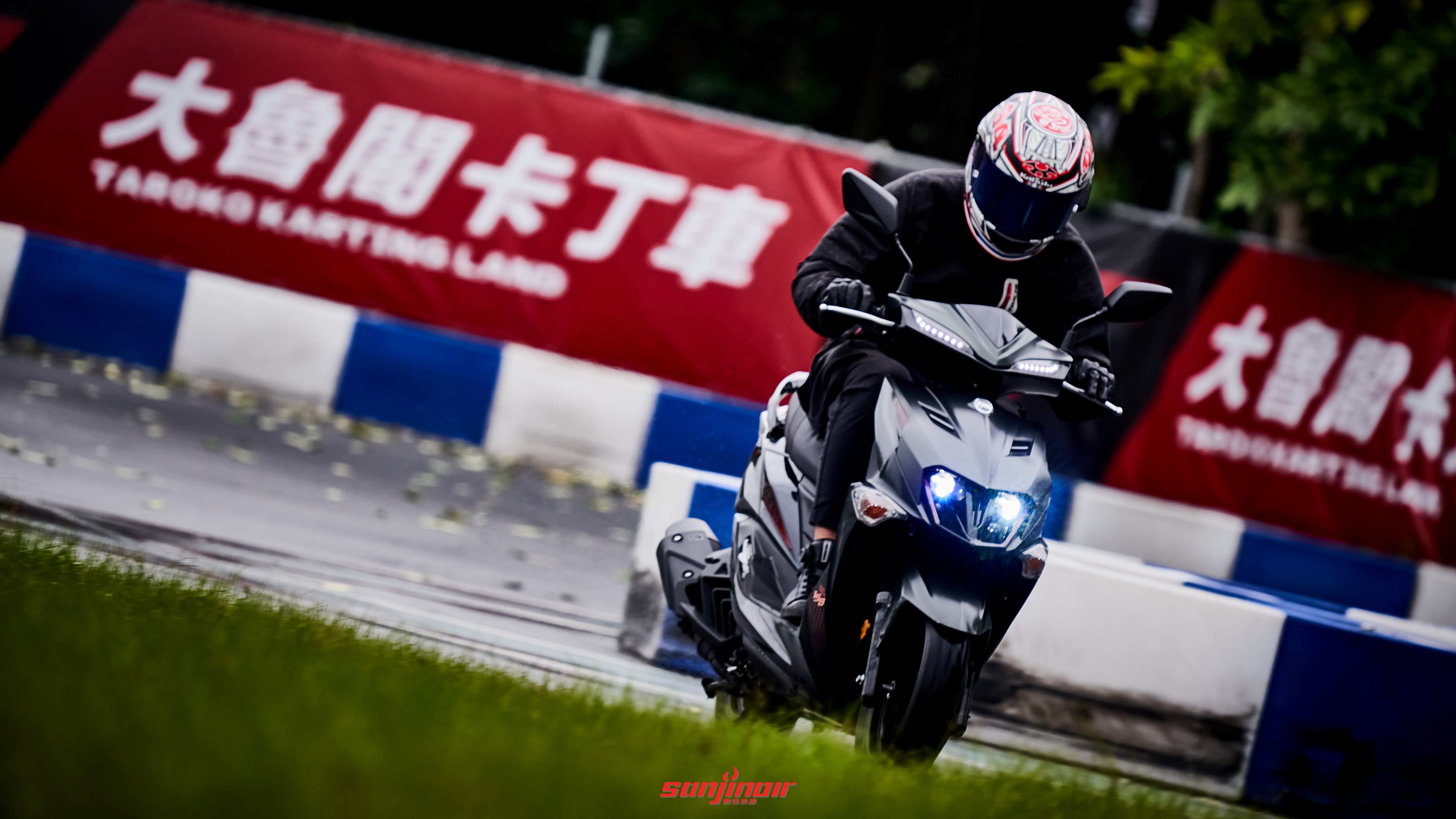 SYM JET SL + 噴射機之王賽道試駕：強悍運動性搭配大動力引擎，夢幻鋼砲終將問世！ | SanjiNoir 黑侍樂讀