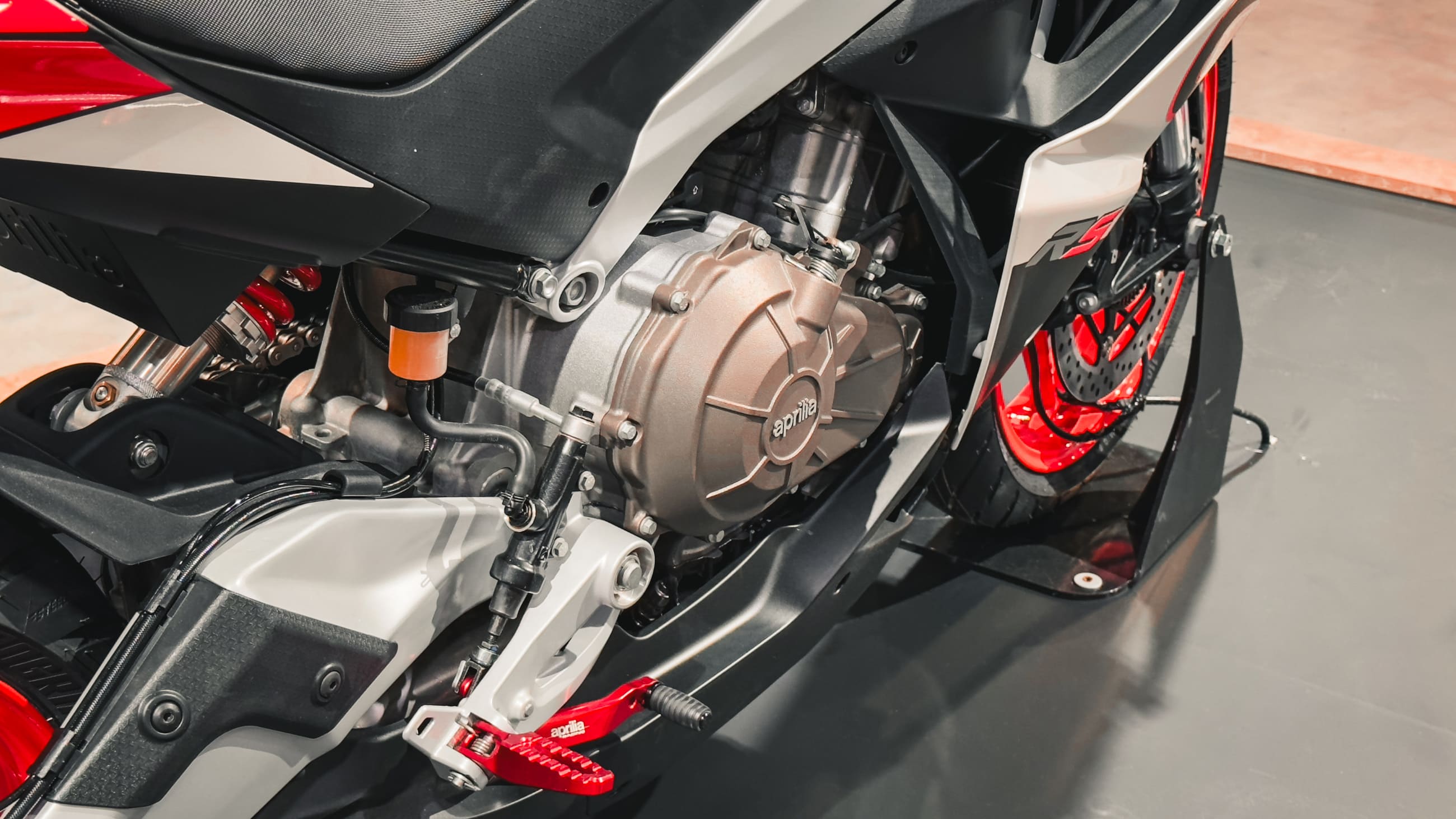 2023米蘭車展現場：地主品牌的武力展示！Aprilia敬獻RS 457雙缸仿賽、MotoGP廠車RS-GP！ | SanjiNoir 黑侍樂讀