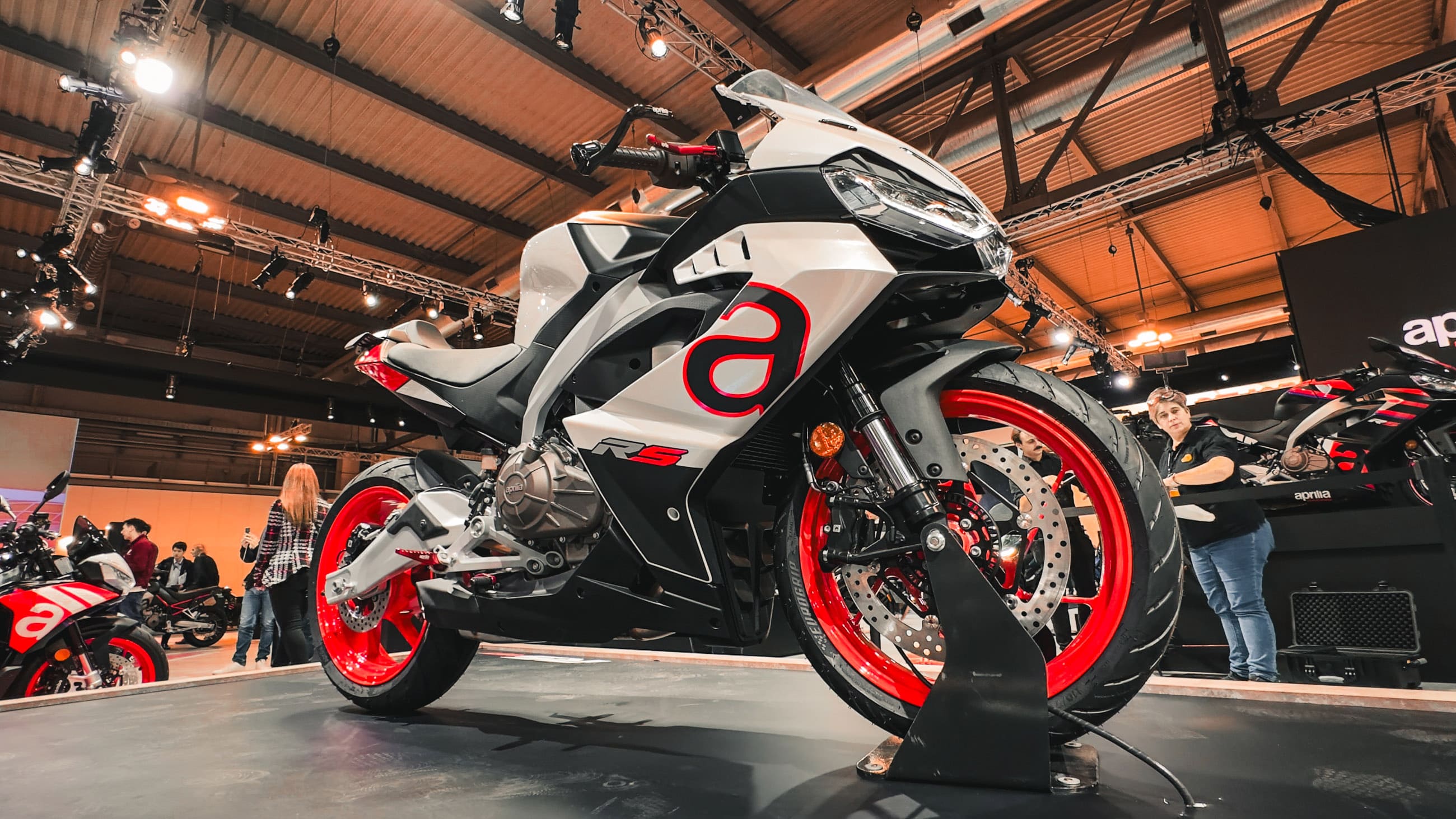 2023米蘭車展現場：地主品牌的武力展示！Aprilia敬獻RS 457雙缸仿賽、MotoGP廠車RS-GP！ | SanjiNoir 黑侍樂讀