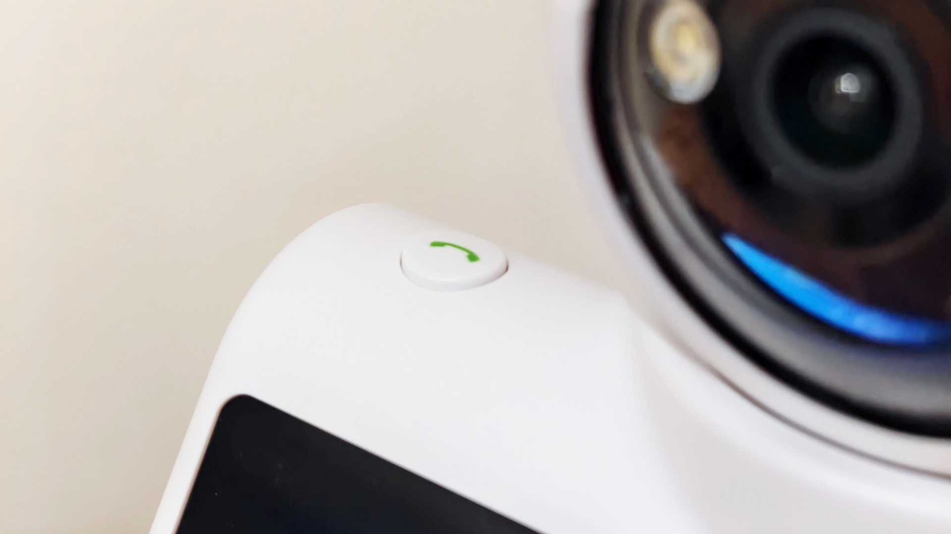 送到心坎的父親節禮物！HOKKI 視福氣雙向視訊智慧攝影機 4.3 吋大螢幕 + 一鍵通話，陪伴守護一次到位 | SanjiNoir 黑侍樂讀