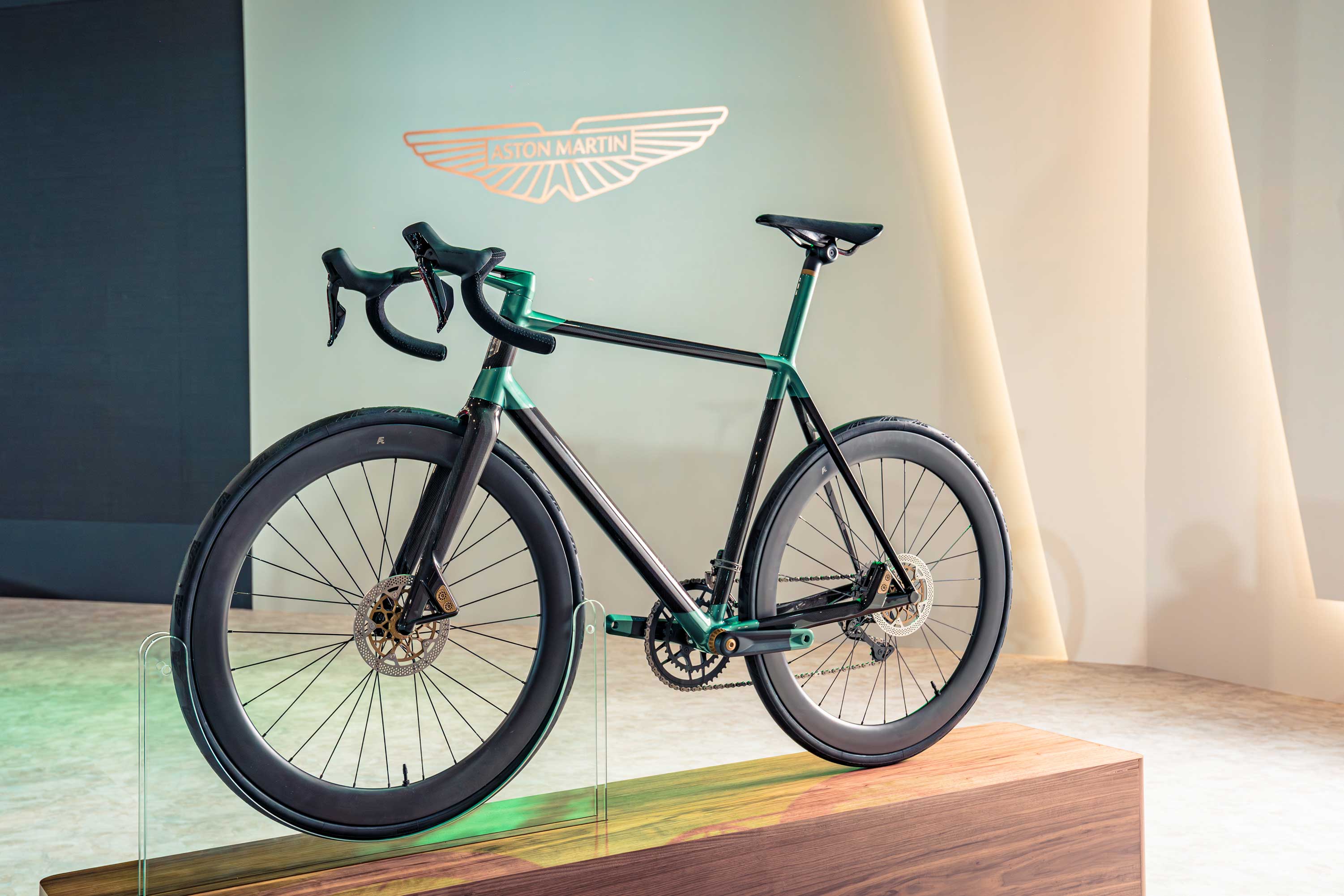 雙強聯手打造，頂級公路車J.Laverack Aston Martin .1R現身！ | SanjiNoir 黑侍樂讀